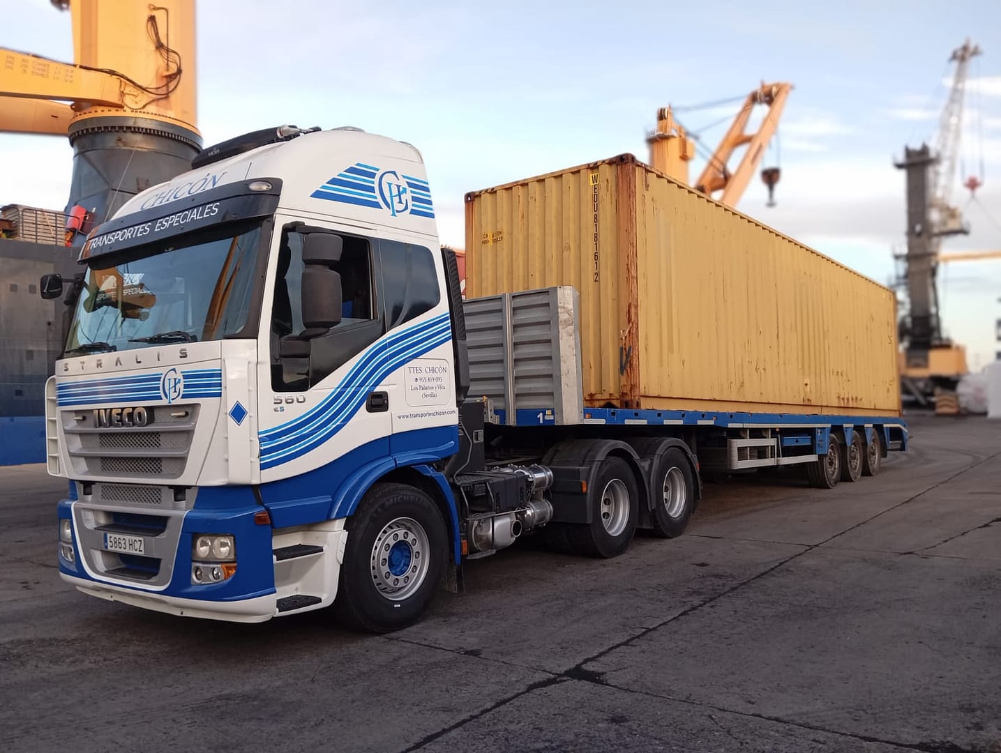 Operativa de descarga de contenedores desde el barco | Chicón